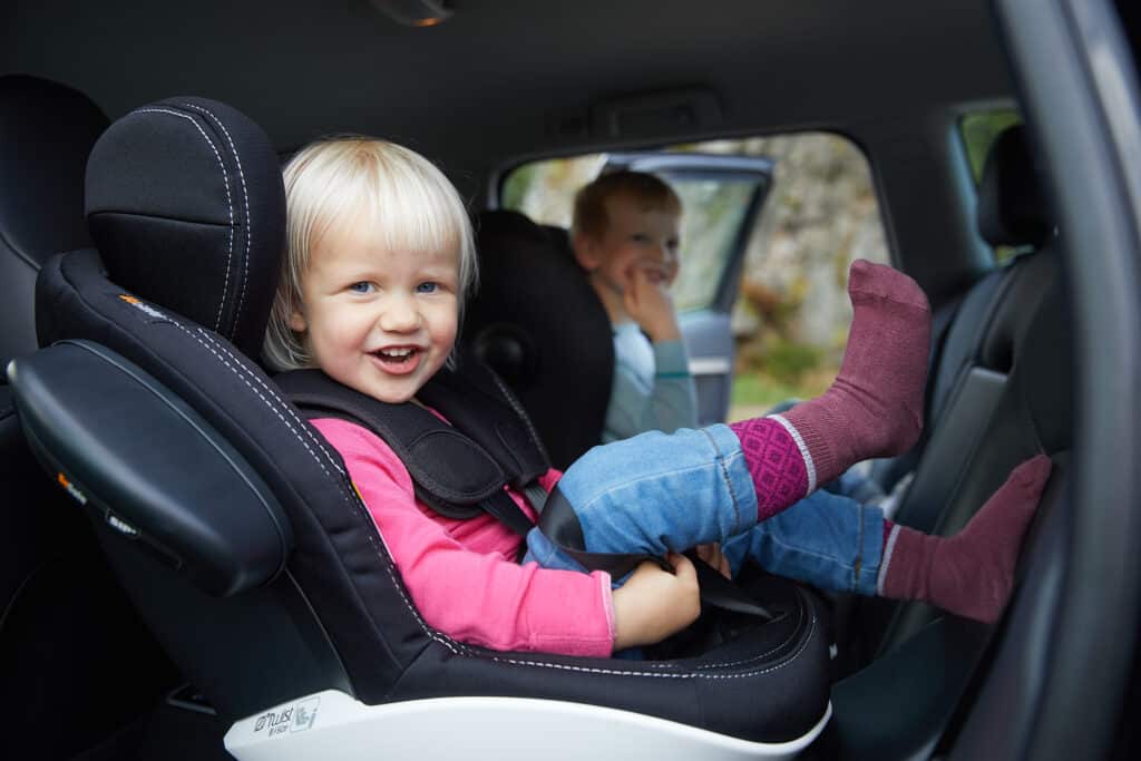 Dette sier lovverket om barn i bil - Trygg Trafikk