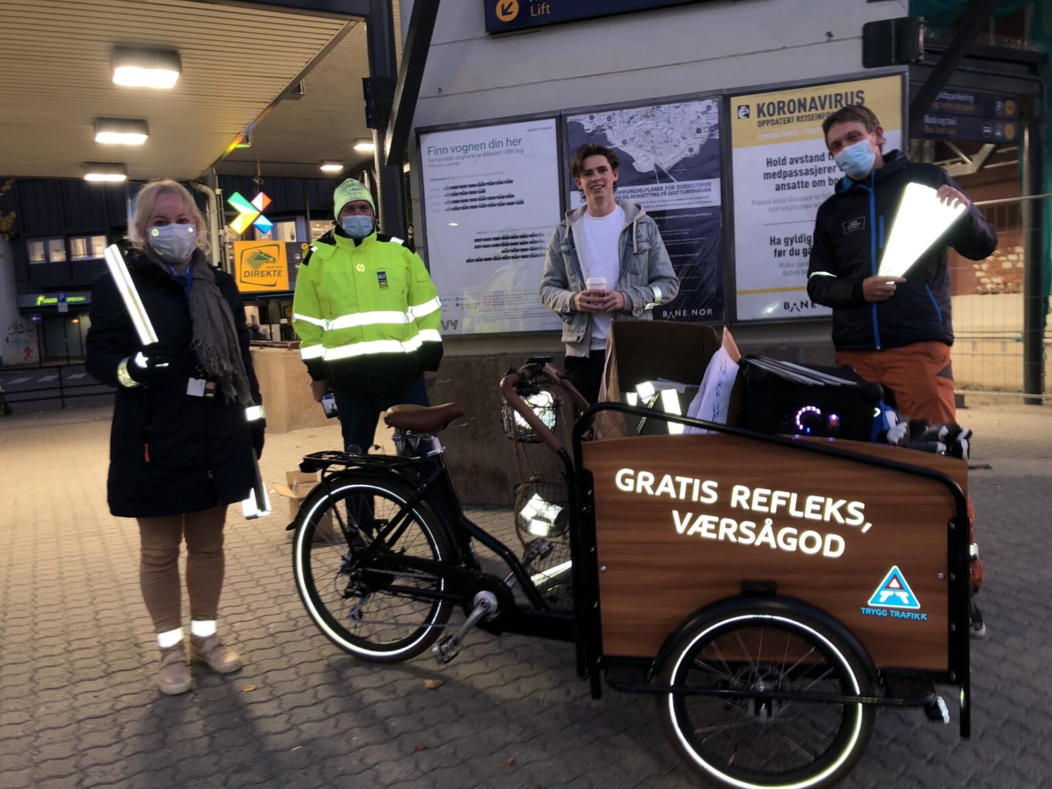 Skal «dulte» unge voksne til å bruke refleks - Trygg Trafikk